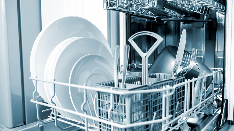 Meia-carga na máquina da loiça não poupa nem metade